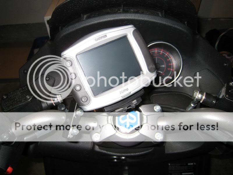 Modern Vespa : Tomtom Rider 2 mount for MP3 500